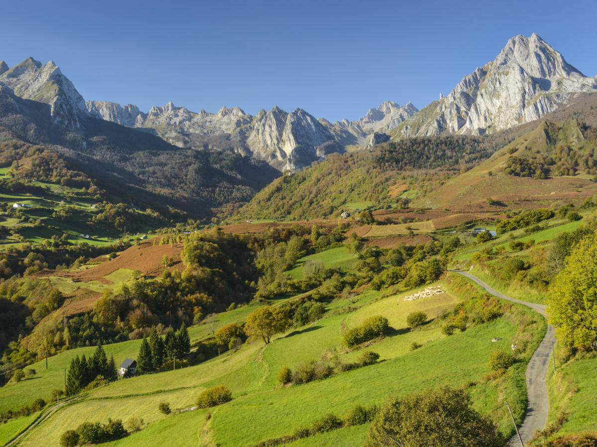 Cirque de Lescun tourisme : Randonnée, balade guidée Cirque de Lescun ...