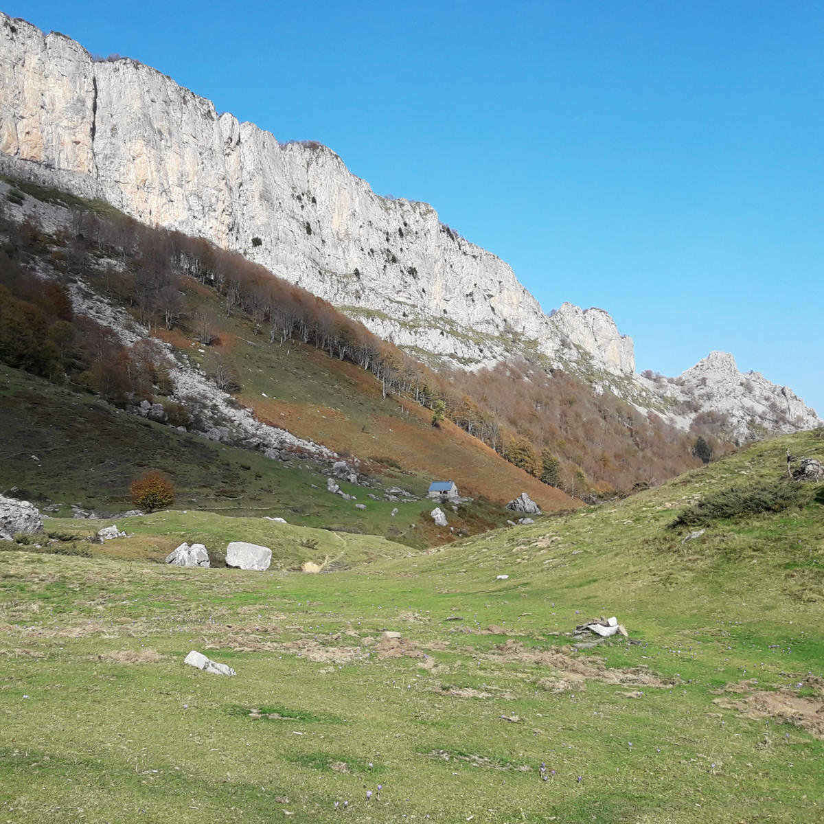Cirque de Lescun tourisme : Randonnée, balade guidée Cirque de Lescun ...